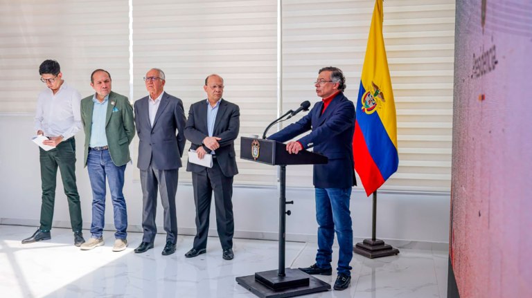 Petro anuncia que aumento del salario mínimo de 2026 tendrá en cuenta ...